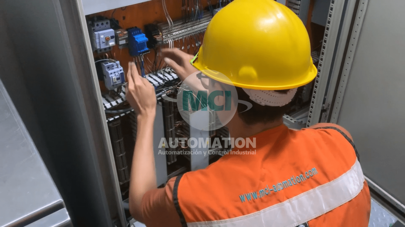 Ajuste Y Organización De Clemas En Tablero Eléctrico